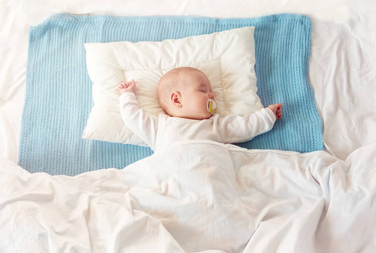 Almohada para bebés: usos, medidas y cómo hacerlas
