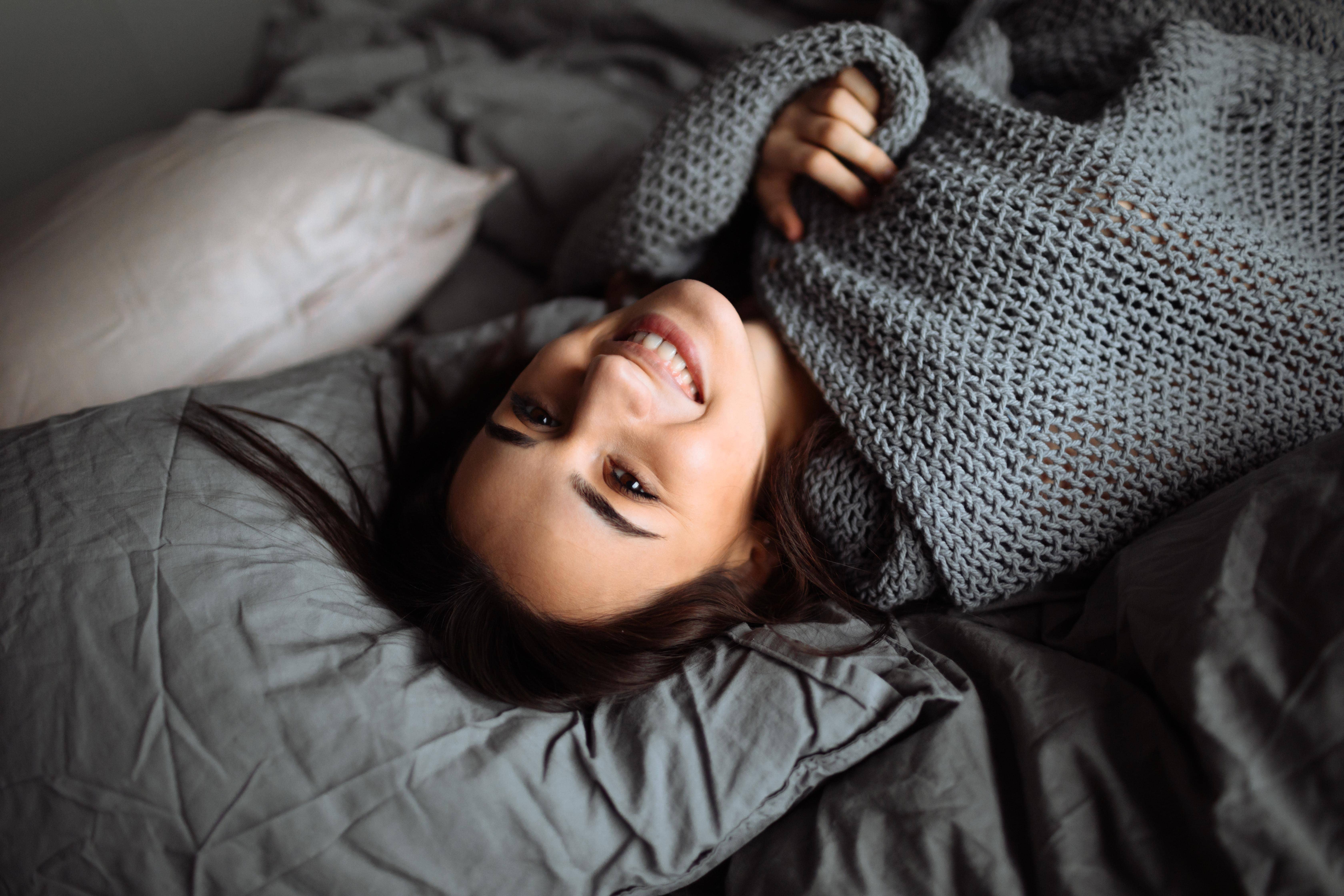 5 posiciones para dormir rápido y según tus necesidades